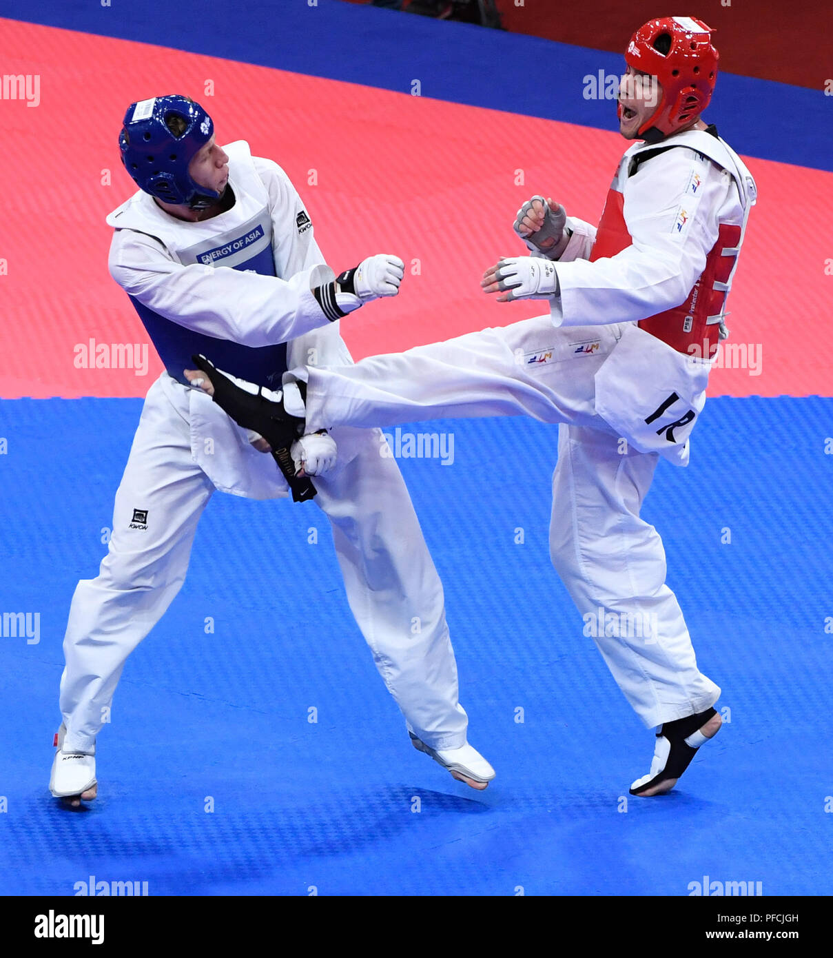 Jakarta, Indonesia. 21st Aug, 2018. Saeid Rajabi (R) of Iran competes ...