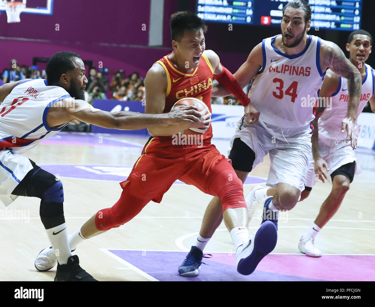 Jakarta, Indonesia. 21st Aug, 2018. Zhao Rui (C) of China breaks ...