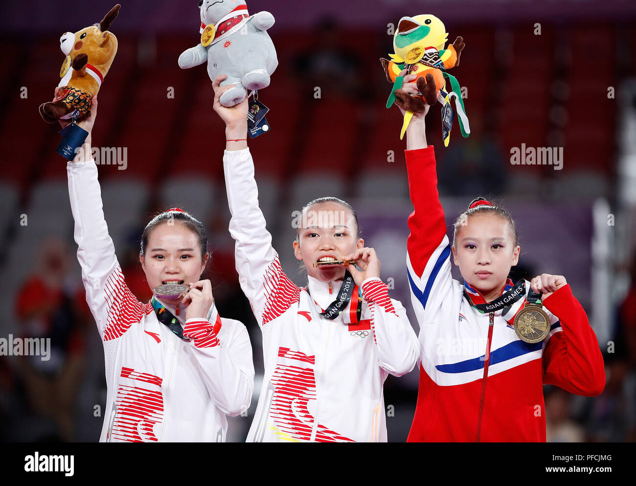 Jakarta. 21st Aug, 2018. Gold medalist Chen Yile (C) of China poses ...