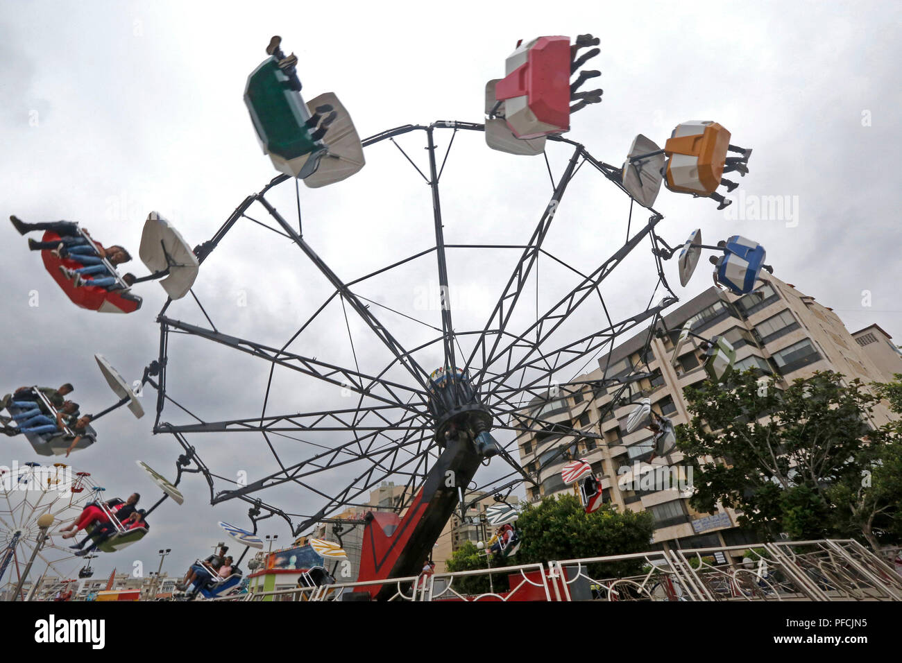 Beirut, Lebanon. 21st Aug, 2018. People enjoy themself at a playground ...