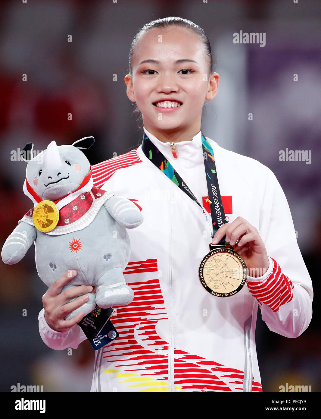 Jakarta. 21st Aug, 2018. Gold medalist Chen Yile of China shows her ...