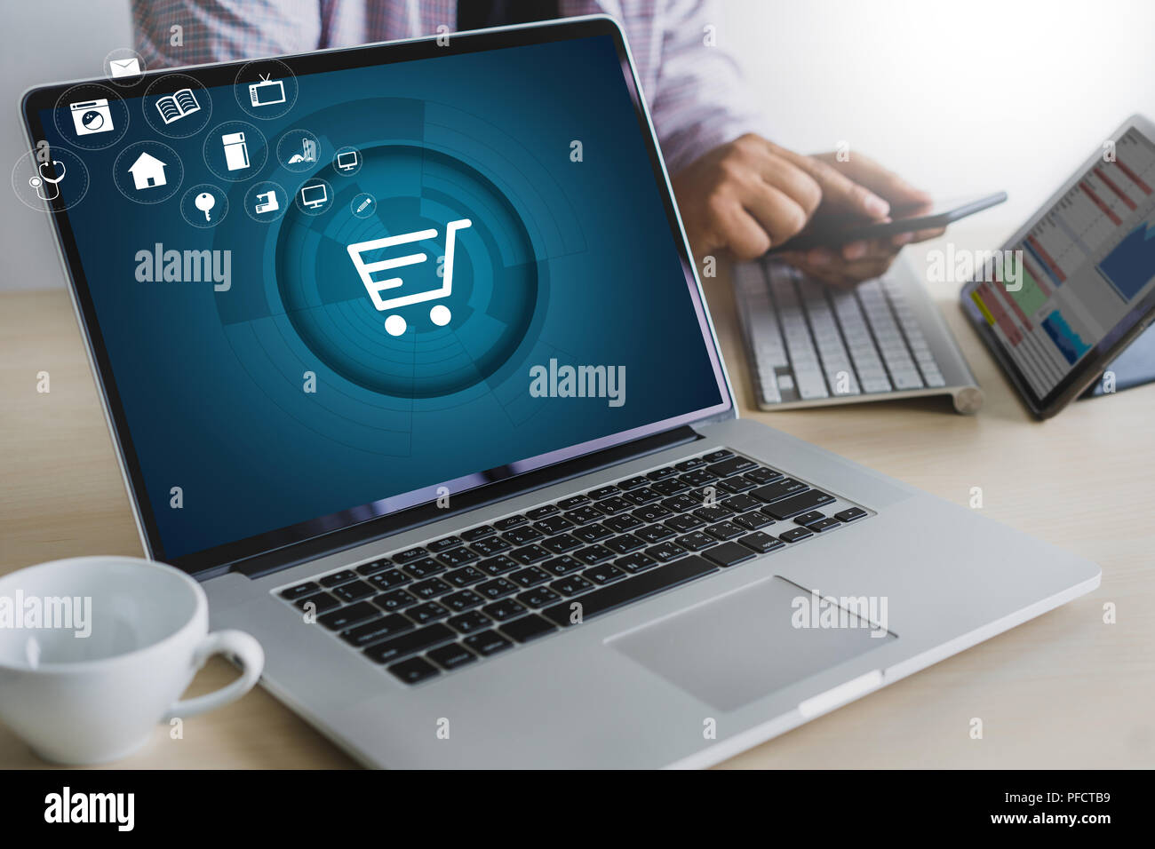 Business people use Technology E-commerce Internet Global Marketing ...