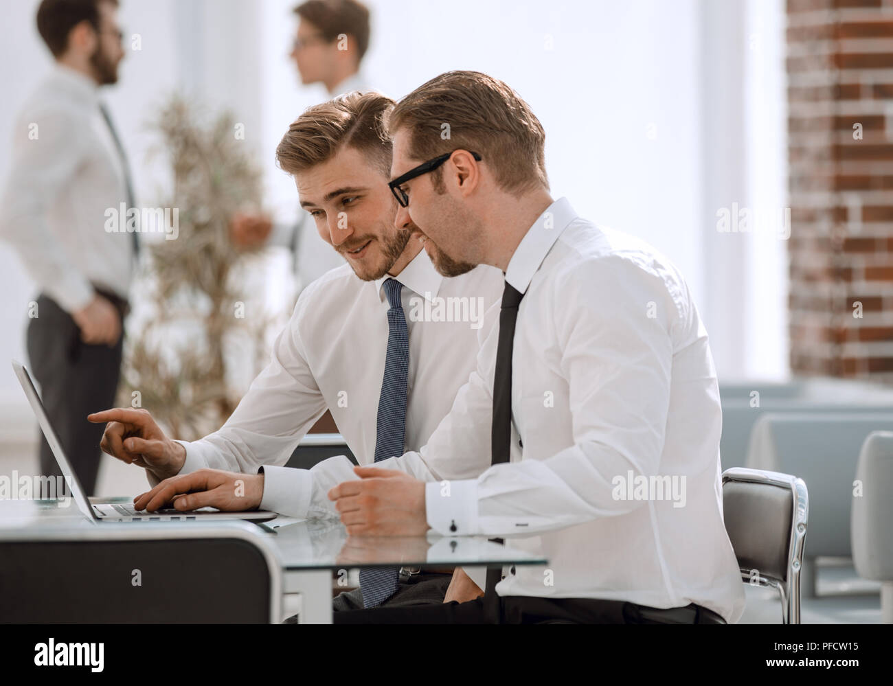 two employees talking in the workplace Stock Photo - Alamy