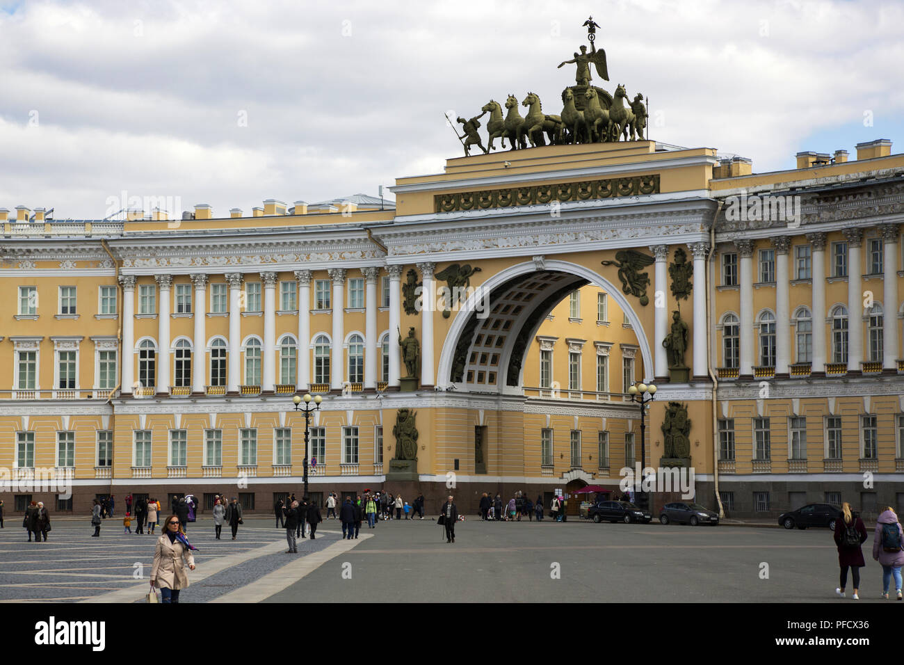 Arch of the General Staff building on Palace Square in St. Petersburg ...