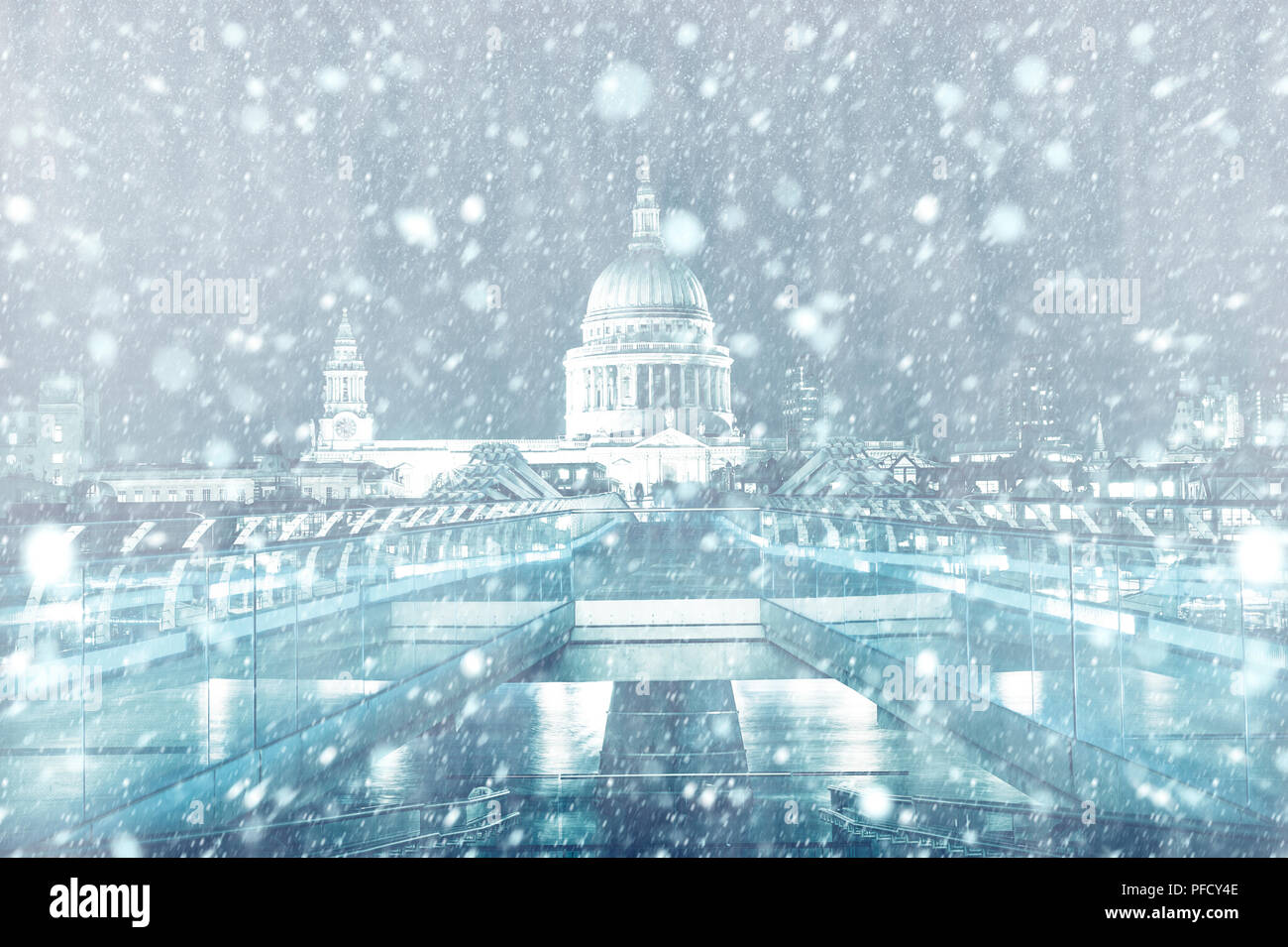 Buckingham palace in the snow hi-res stock photography and images - Alamy