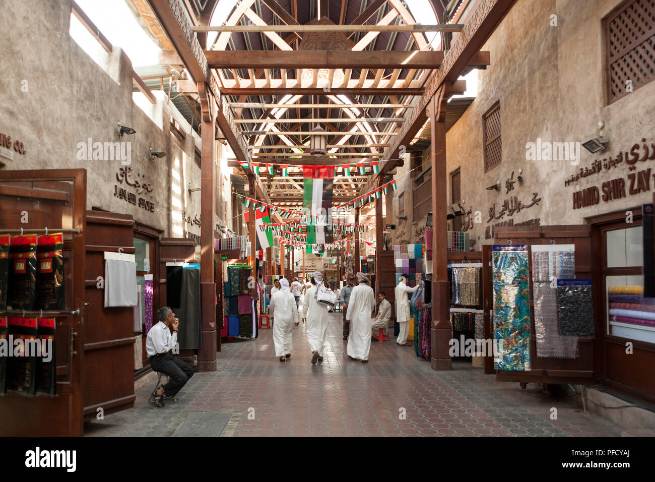 Arab men in the Textile Souk in Dubai, UAE Stock Photo - Alamy
