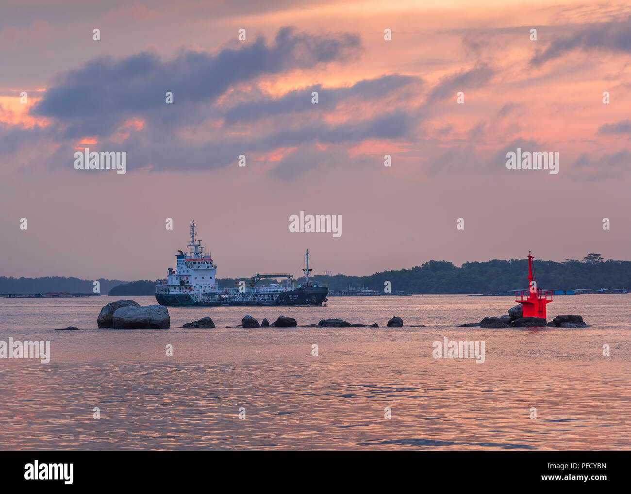 Bunkering singapore hi-res stock photography and images - Alamy