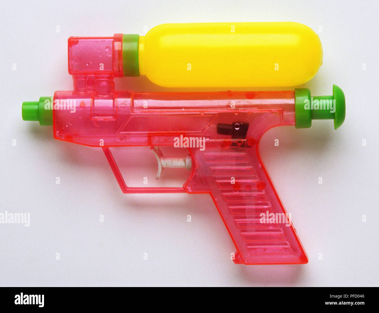 Children playing water pistols hi-res stock photography and images - Alamy