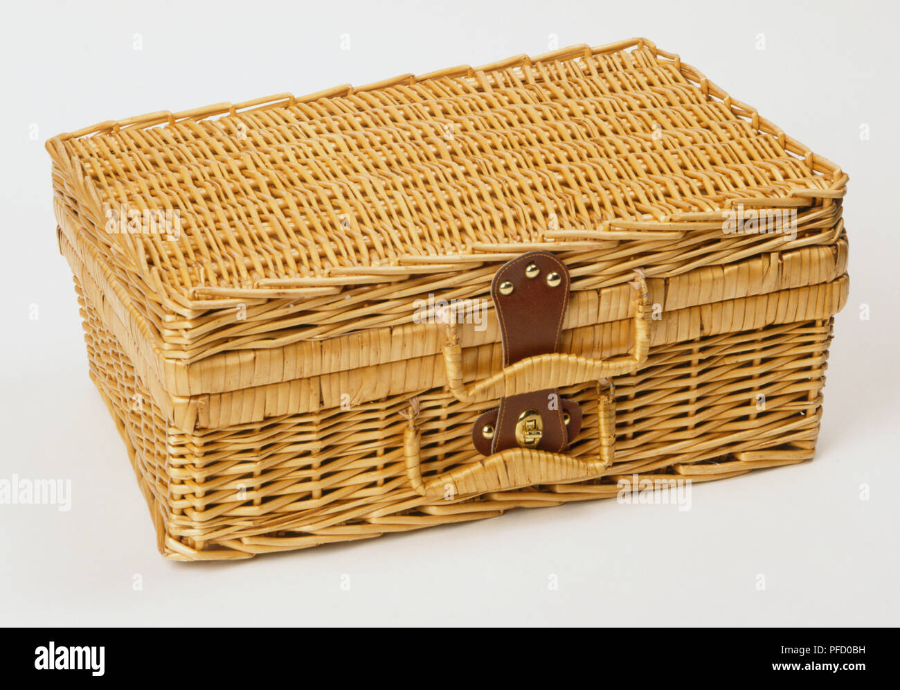 Closed wicker picnic basket Stock Photo - Alamy