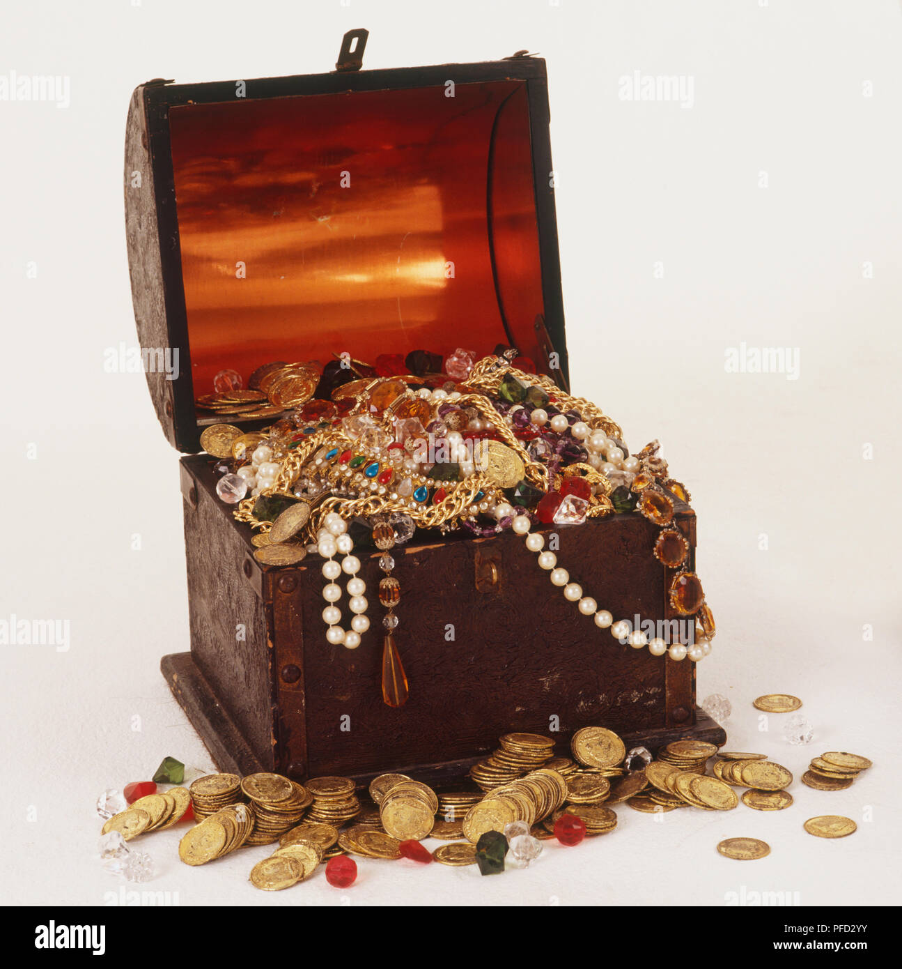 Treasure chest spilling over with coins and jewels Stock Photo - Alamy