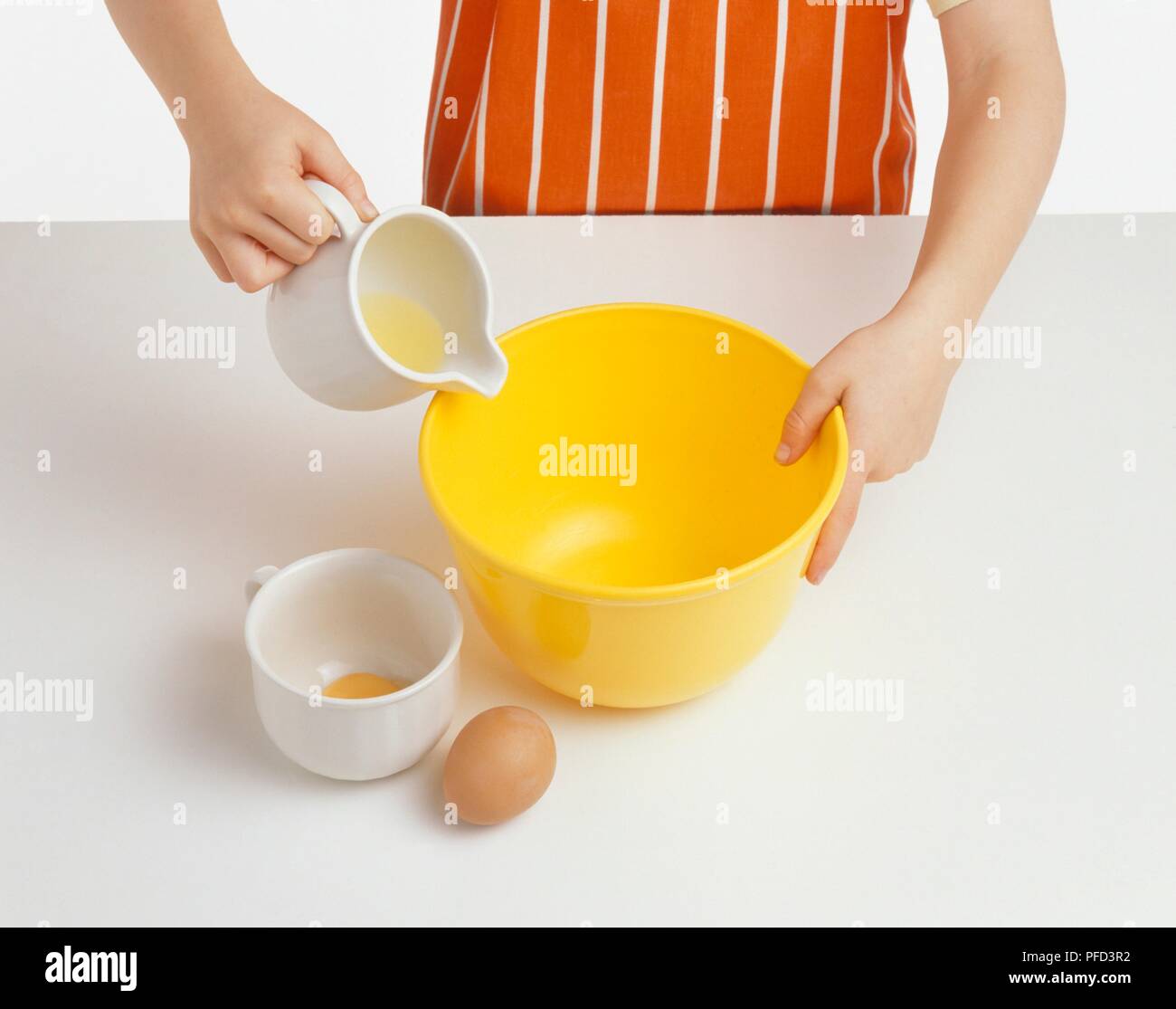 Egg yolk separation hi-res stock photography and images - Alamy