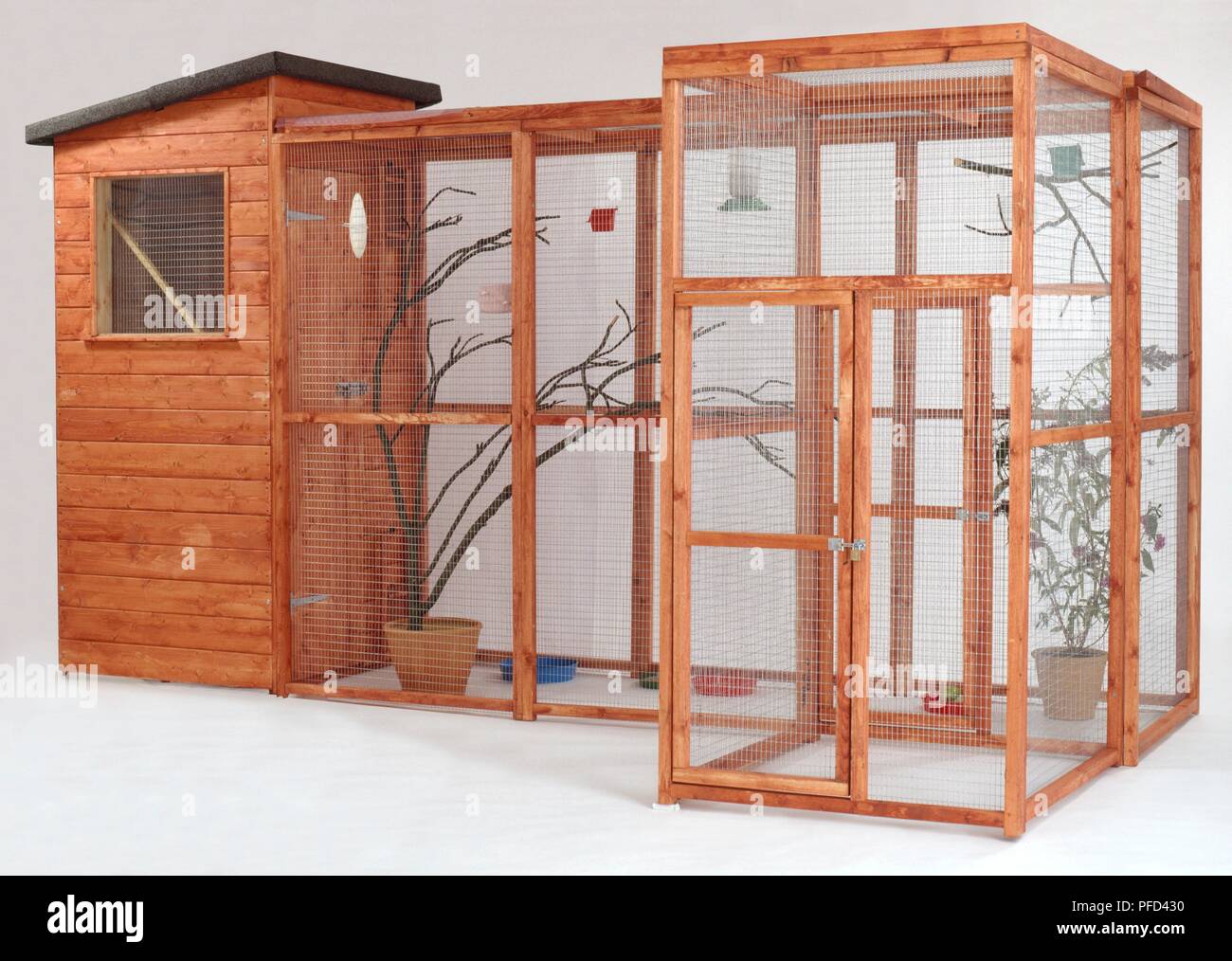 Aviary structure hi-res stock photography and images - Alamy