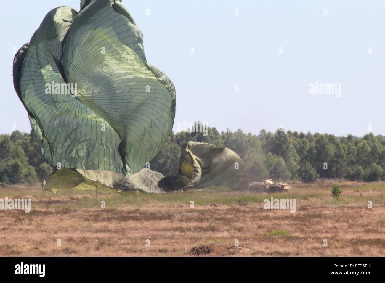 An M119 105mm Howitzer from the 173rd Infantry Brigade touches down at ...