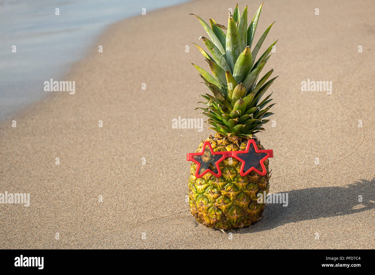 Pineapple at the beach hi-res stock photography and images - Alamy