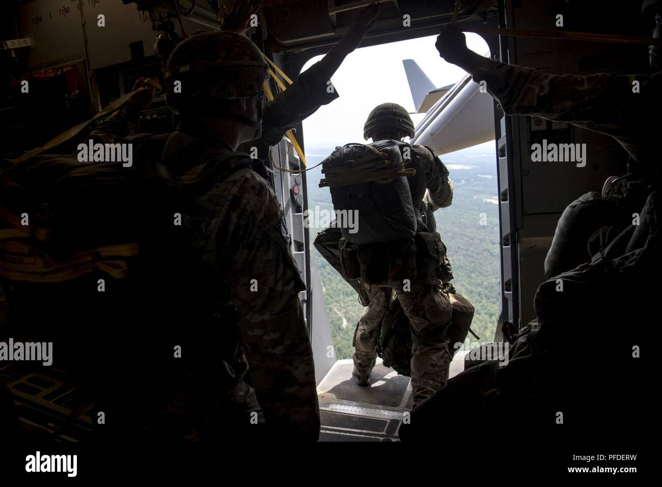 A British Army paratrooper assigned to the 3rd Battalion, Parachute ...