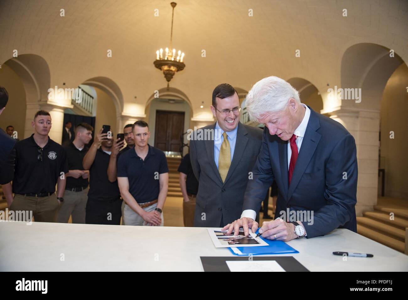 Us president bill clinton meets hi-res stock photography and images - Alamy