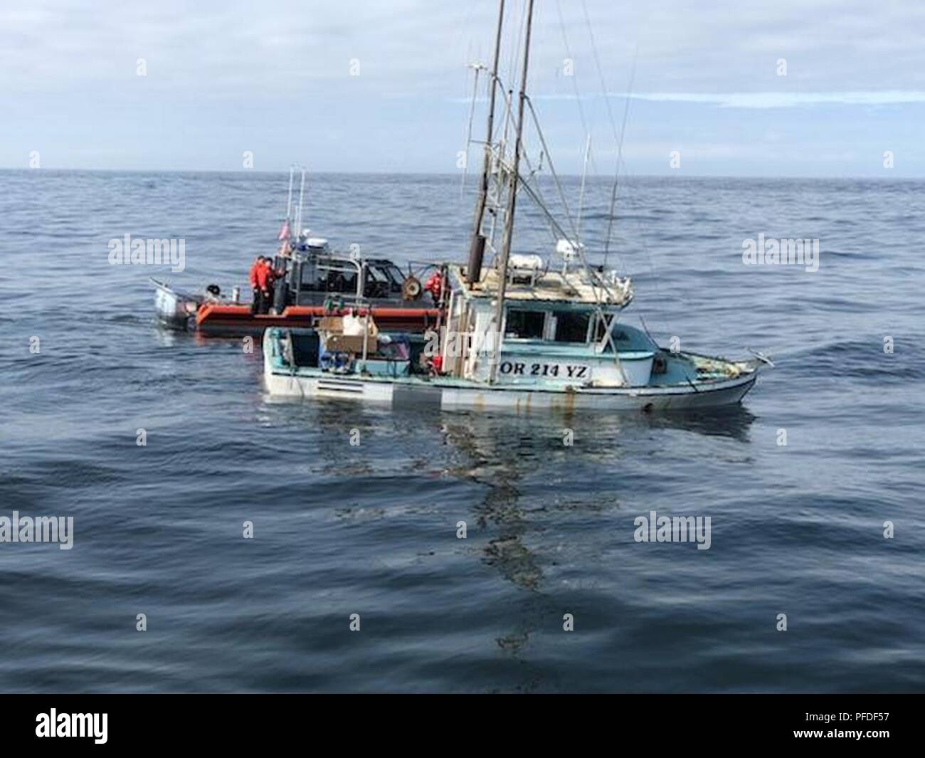 A Coast Guard crew aboard a 29-foot Response Boat-Small II from Coast ...