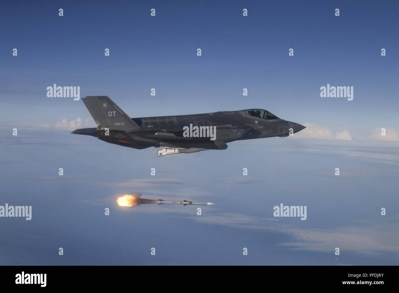 F 35 jet fire hi-res stock photography and images - Alamy