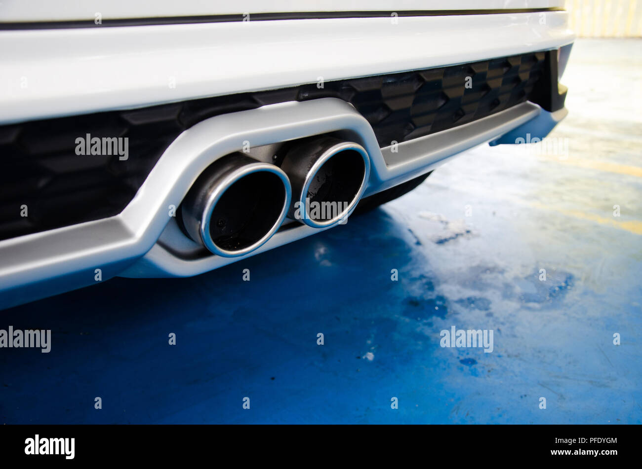 Car exhaust pipe hi-res stock photography and images - Alamy