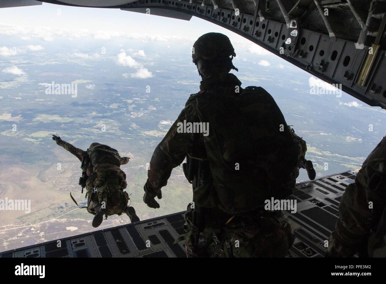 Members of the Italian Army 186th Airborne Regiment Forlgore Brigade ...
