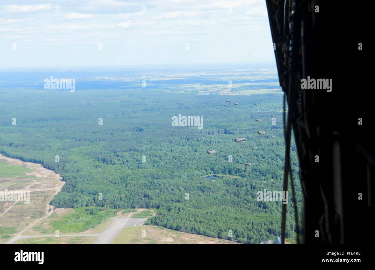 Soldiers from the Pennsylvania National Guard and the Lithuanian Army ...