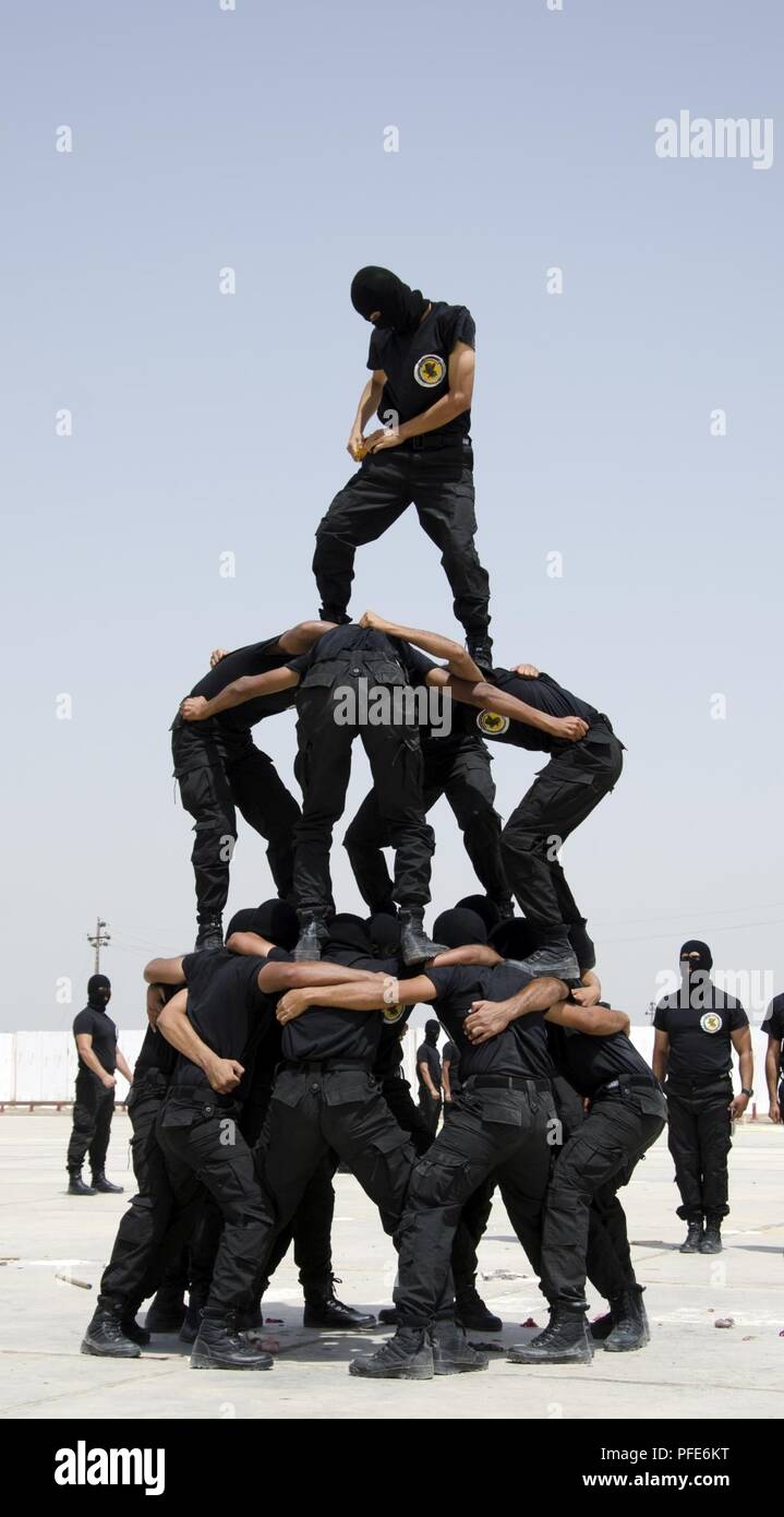 Iraqi Counter Terrorism Service members form a human tower in ...