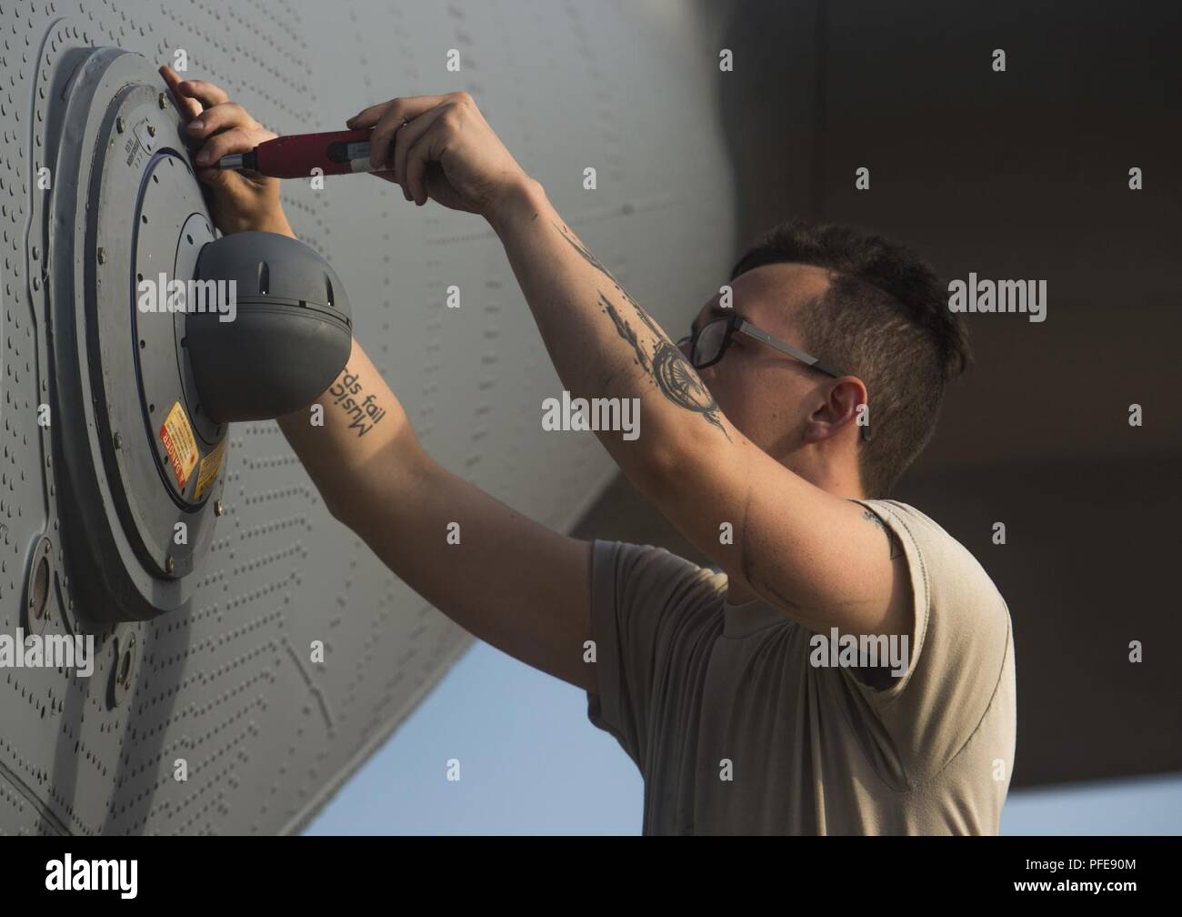 Missile defense laser hi-res stock photography and images - Alamy