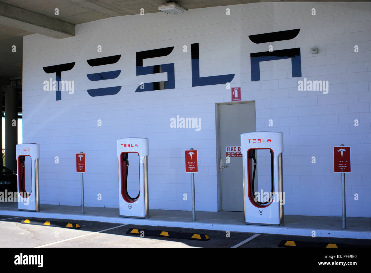 Tesla charging hi-res stock photography and images - Alamy