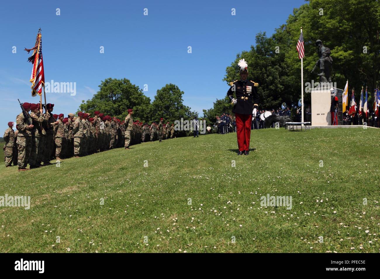 Paratroopers of the 82nd Airborne Division and other military units ...