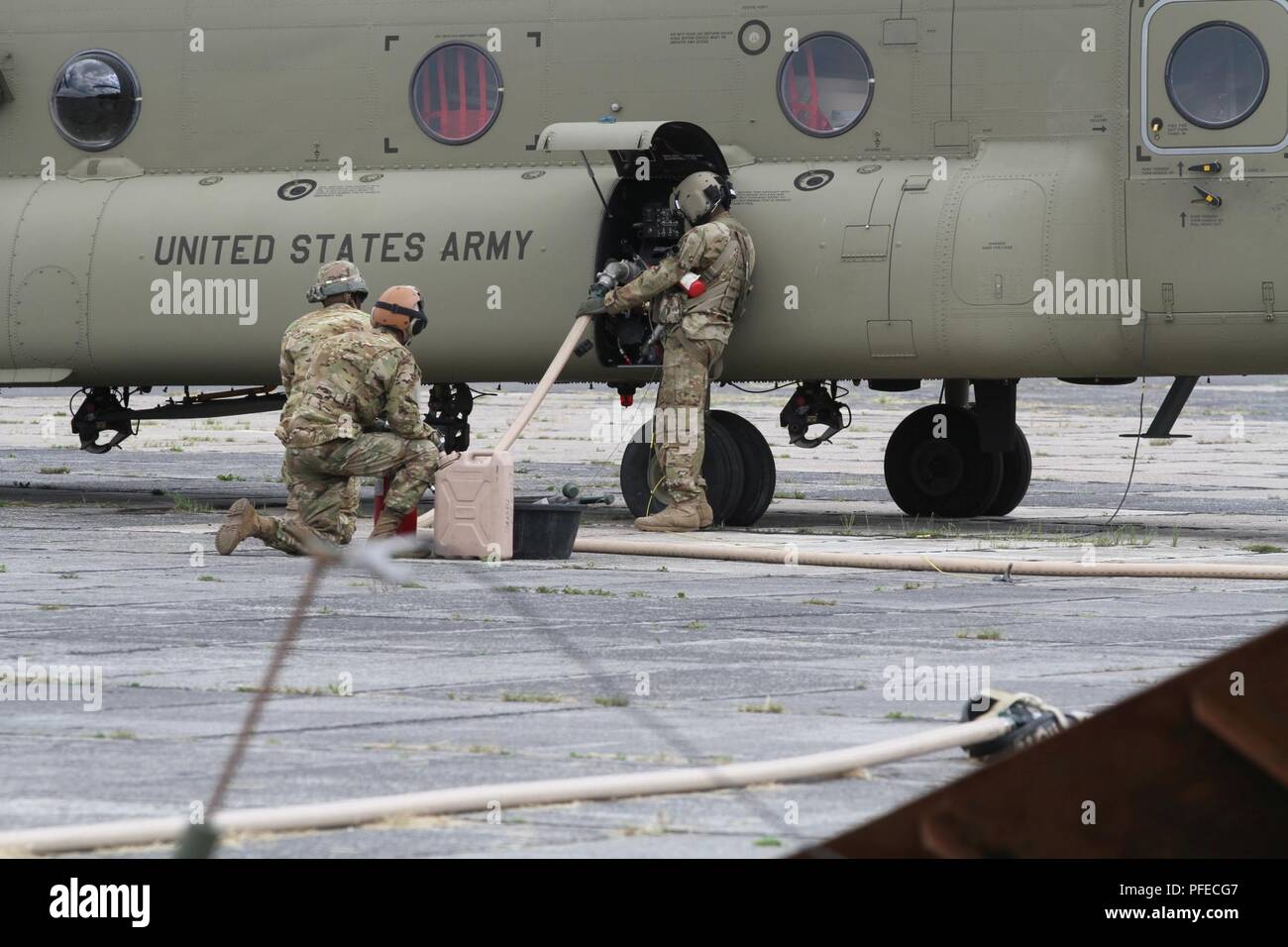 U s soldiers refuel military helicopter hi-res stock photography and ...