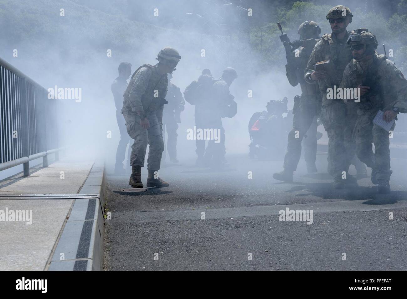 Joint terminal attack controllers jtac hi-res stock photography and ...