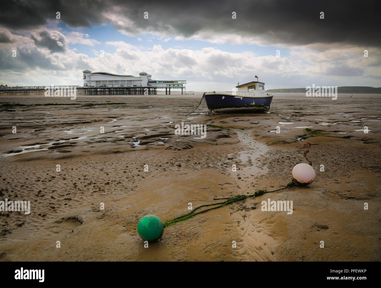 The stranded boat hi-res stock photography and images - Alamy