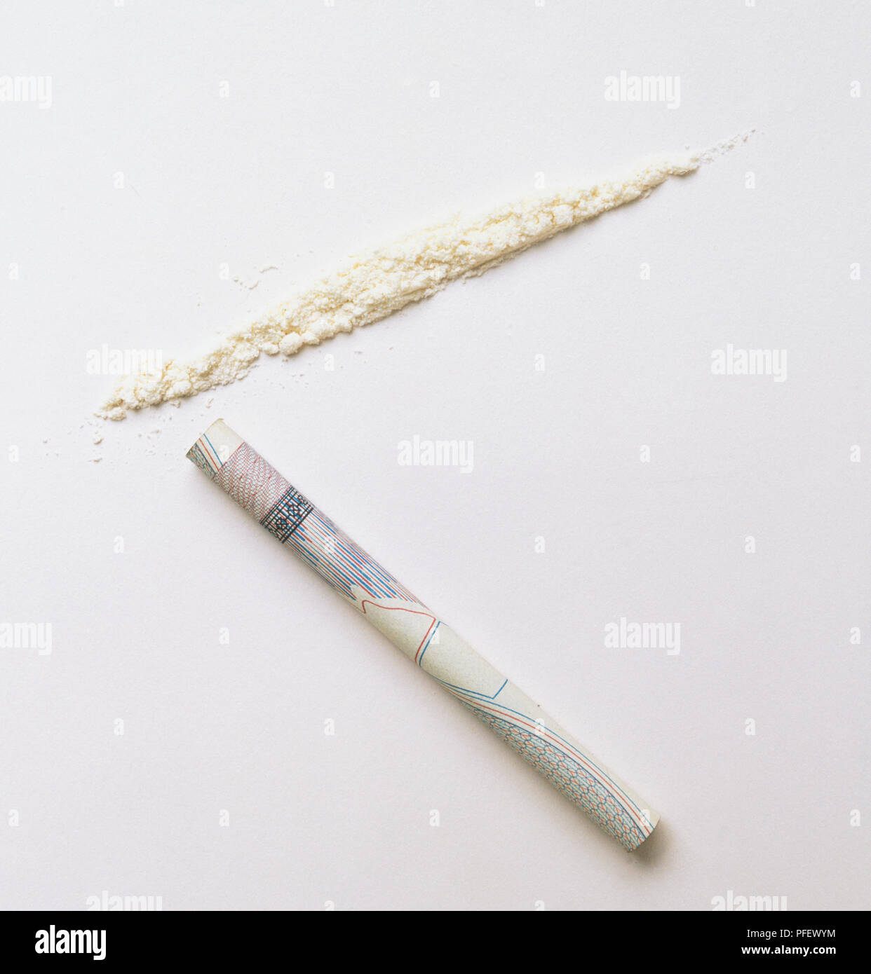 Rolled up note, line of powder Stock Photo - Alamy