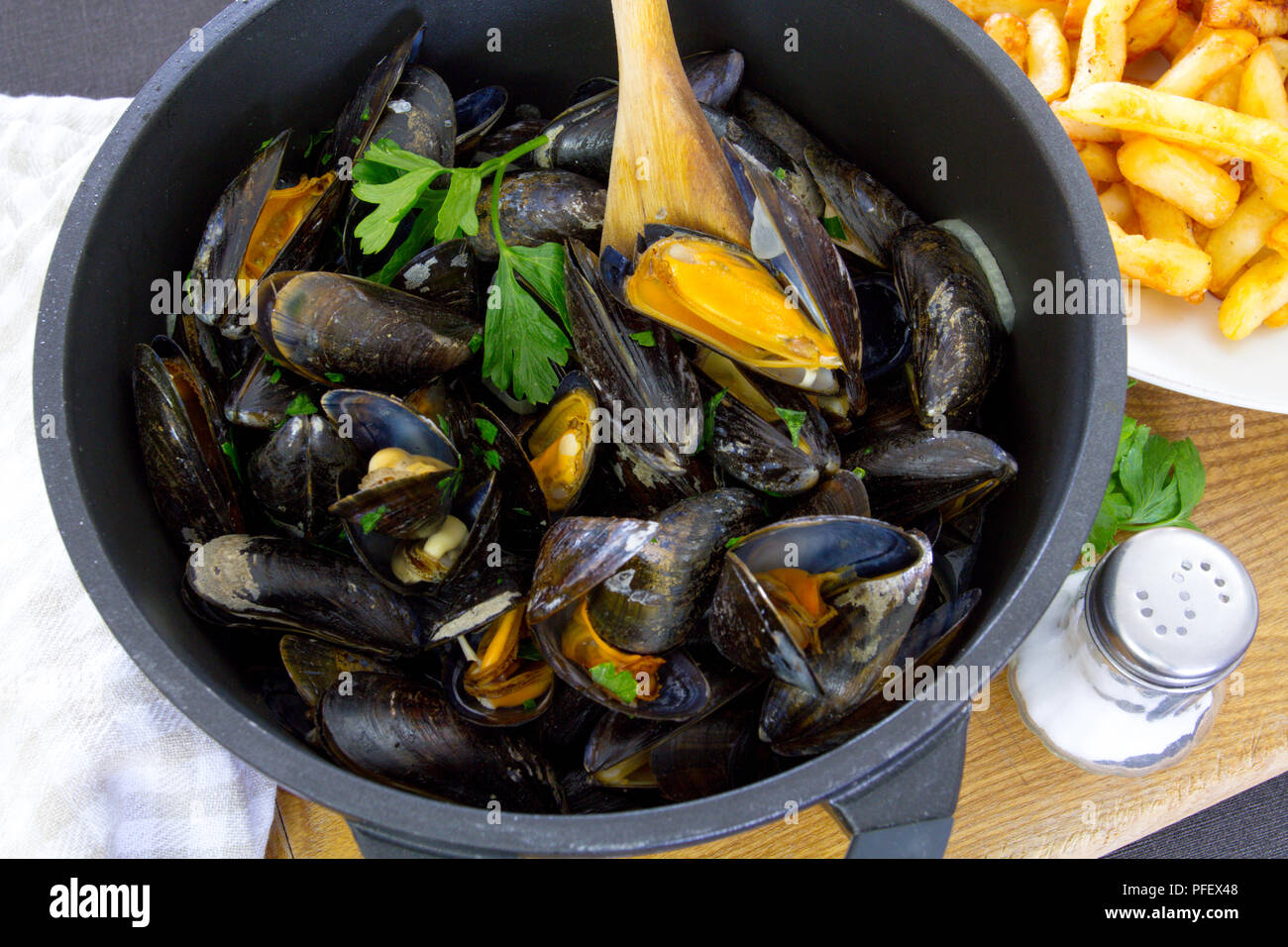 Moules mariniere cooking hi-res stock photography and images - Alamy