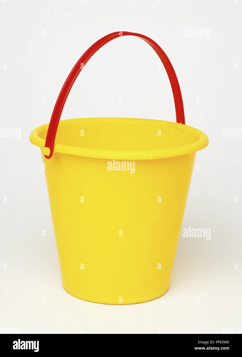 Bucket handle hi-res stock photography and images - Alamy