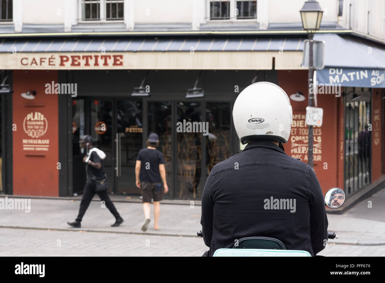 Street cafe and pedestrians hi-res stock photography and images - Alamy