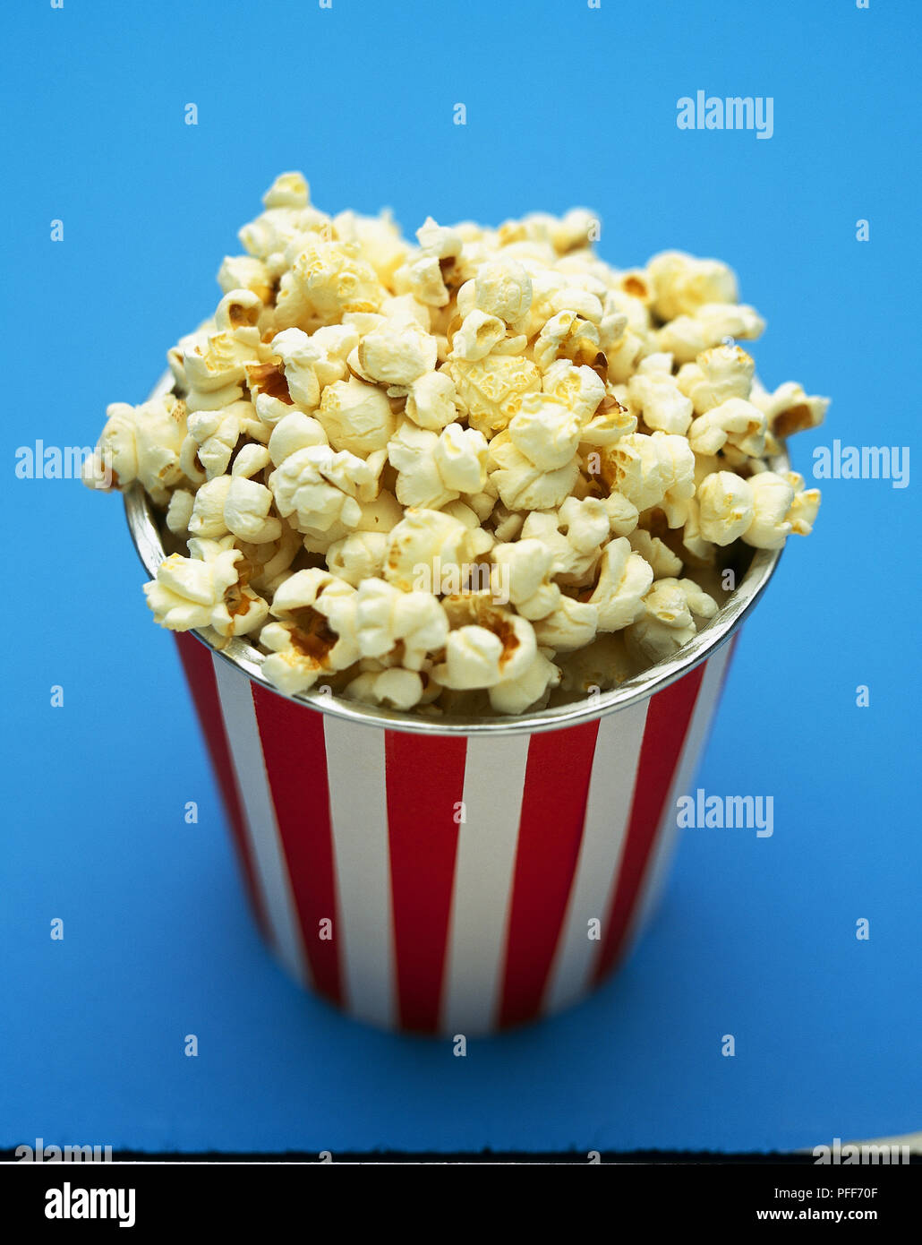 Popcorn in a striped red and white tub Stock Photo - Alamy