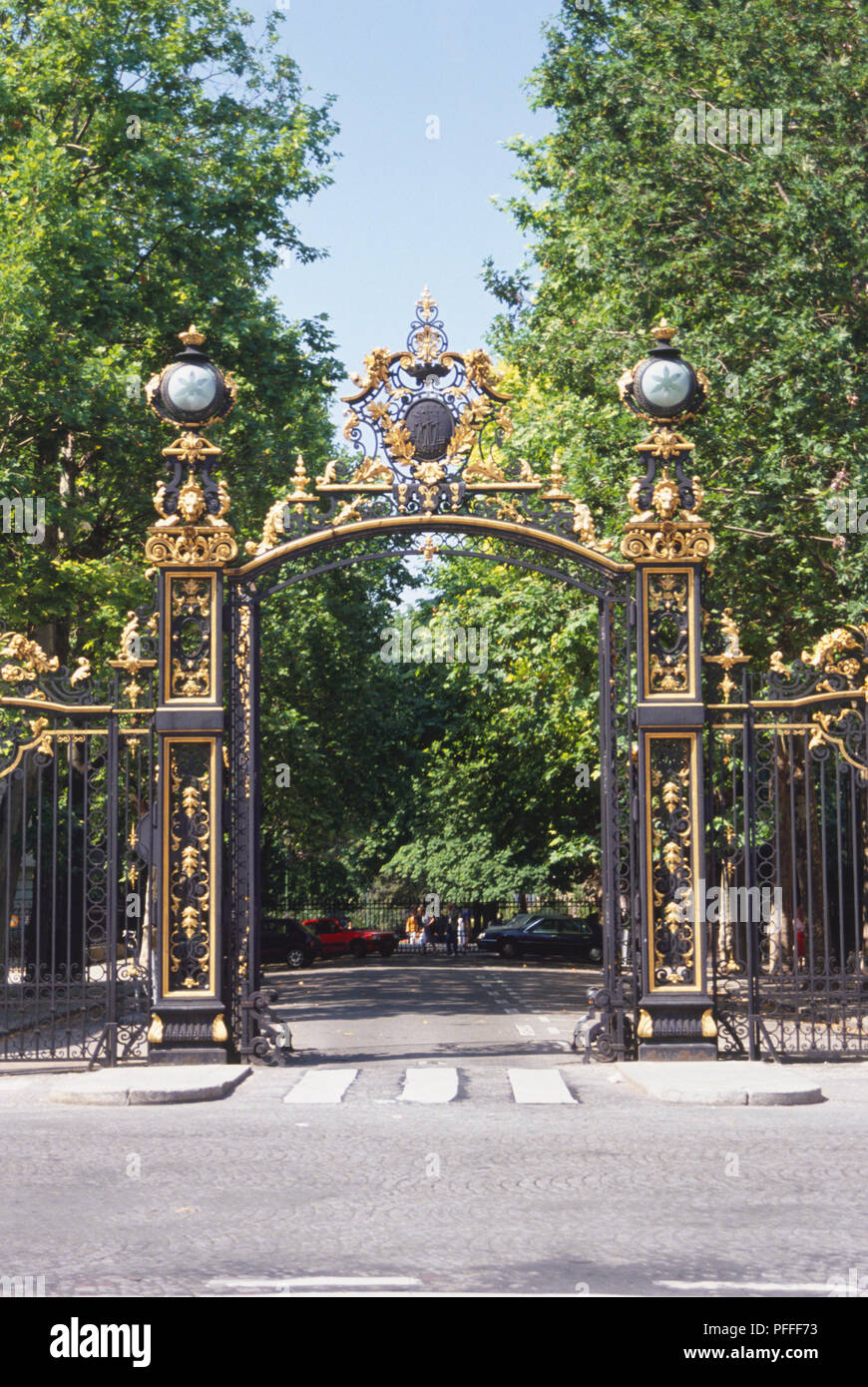 Paris wrought iron fence hi-res stock photography and images - Alamy