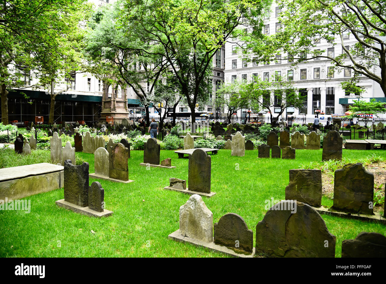 New york city cemetery hi-res stock photography and images - Alamy