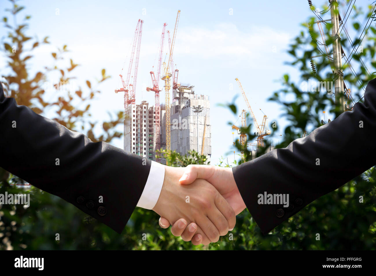 Hand shake agreement hi-res stock photography and images - Alamy