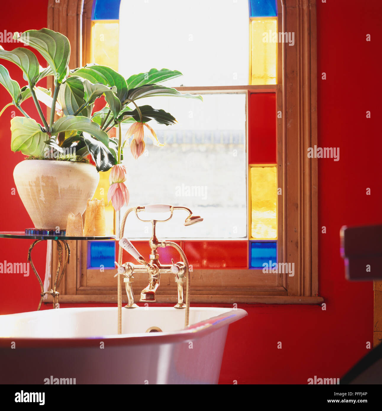 Old fashioned bathroom taps hi-res stock photography and images - Alamy