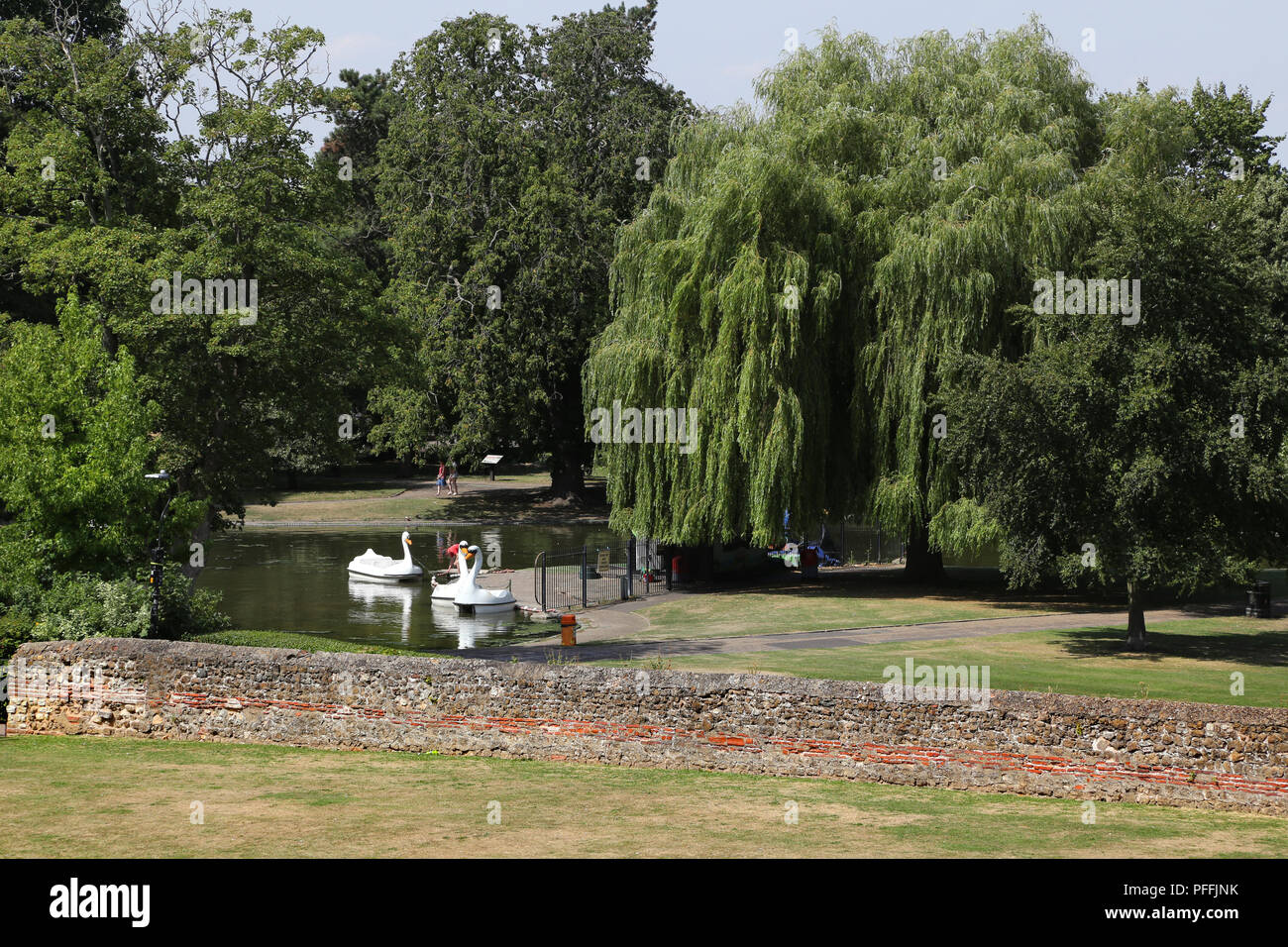 THE BOATING POND IN COLCHESTER CASTLE PARK SHOWING THE ROMAN WALL IN ...