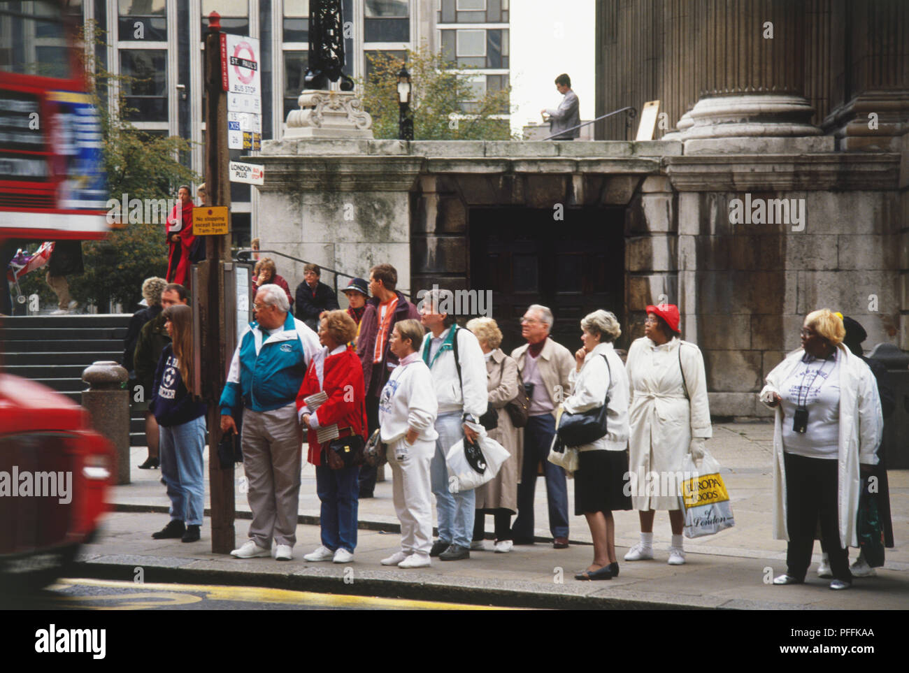 Europe, Great Britain, England, London, people queuing for a bus Stock ...