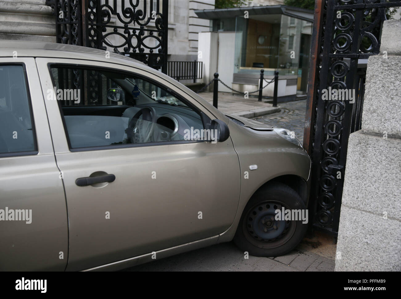 Crash gates hi-res stock photography and images - Alamy