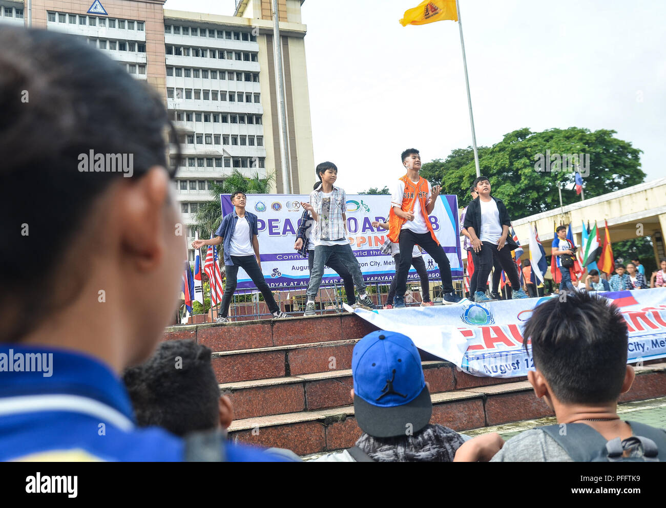 Quezon City, Philippines. 20th Aug, 2018. Filipino students dance group ...