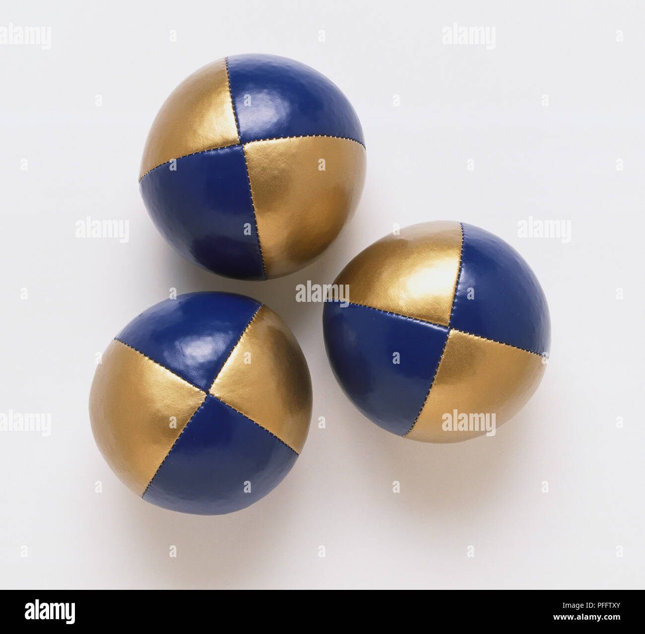 Circus clowns juggling hi-res stock photography and images - Alamy