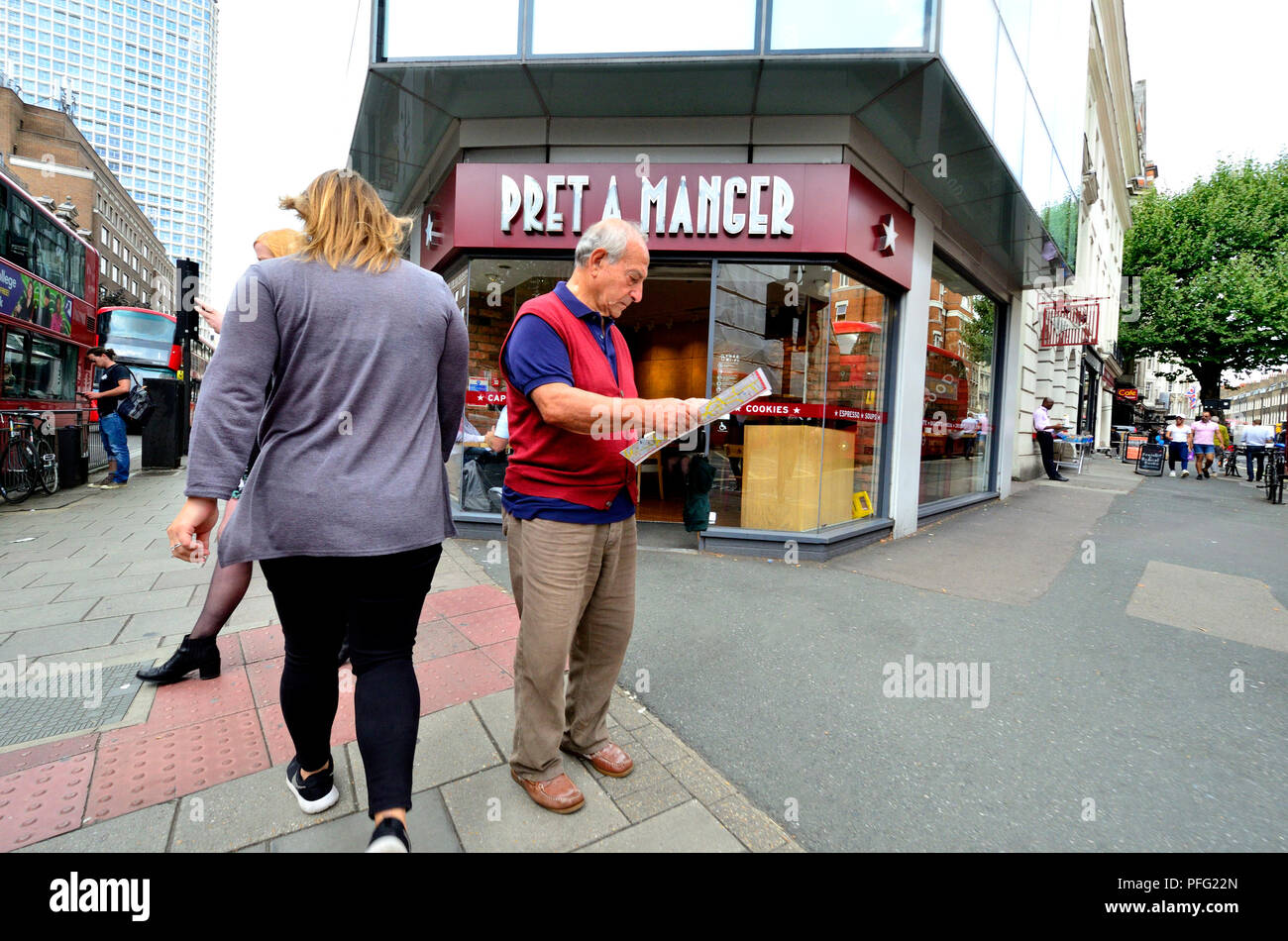 London, UK. Man looking at a map Stock Photo - Alamy