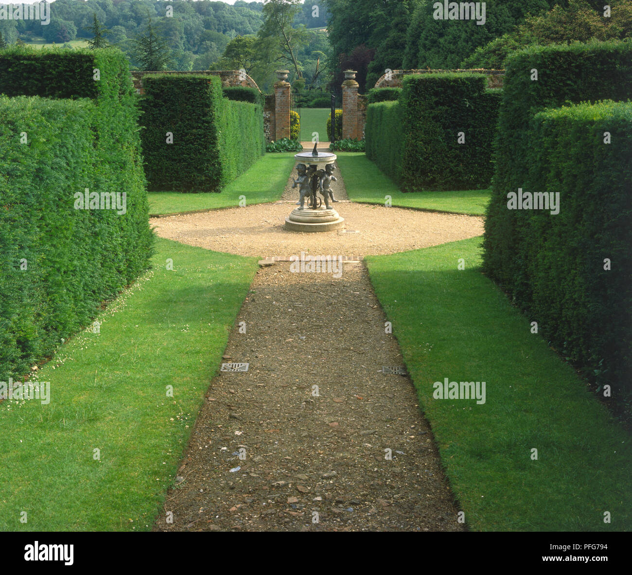 Clipped garden hedge hi-res stock photography and images - Alamy