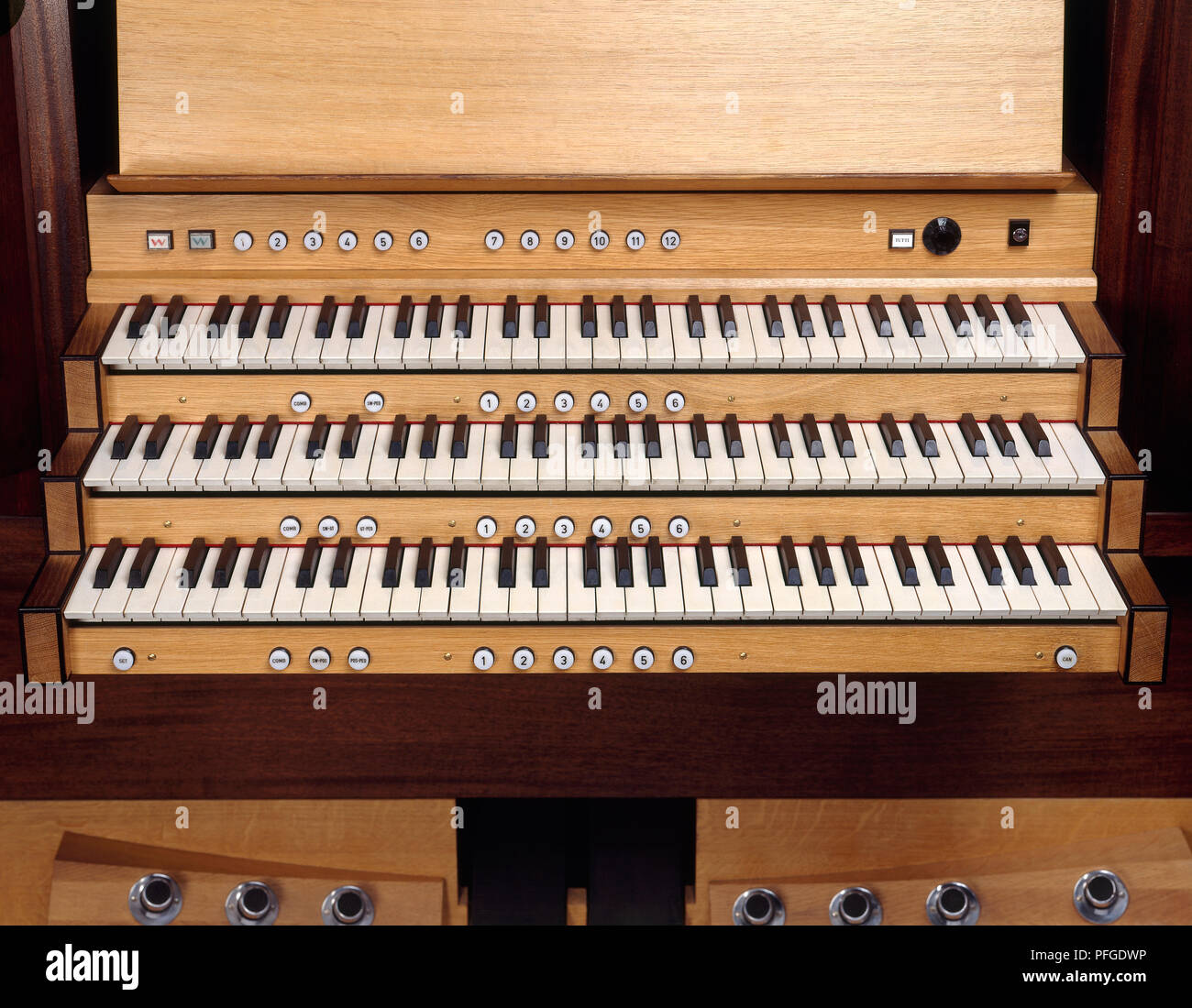 Electric organ, close-up, front view Stock Photo - Alamy