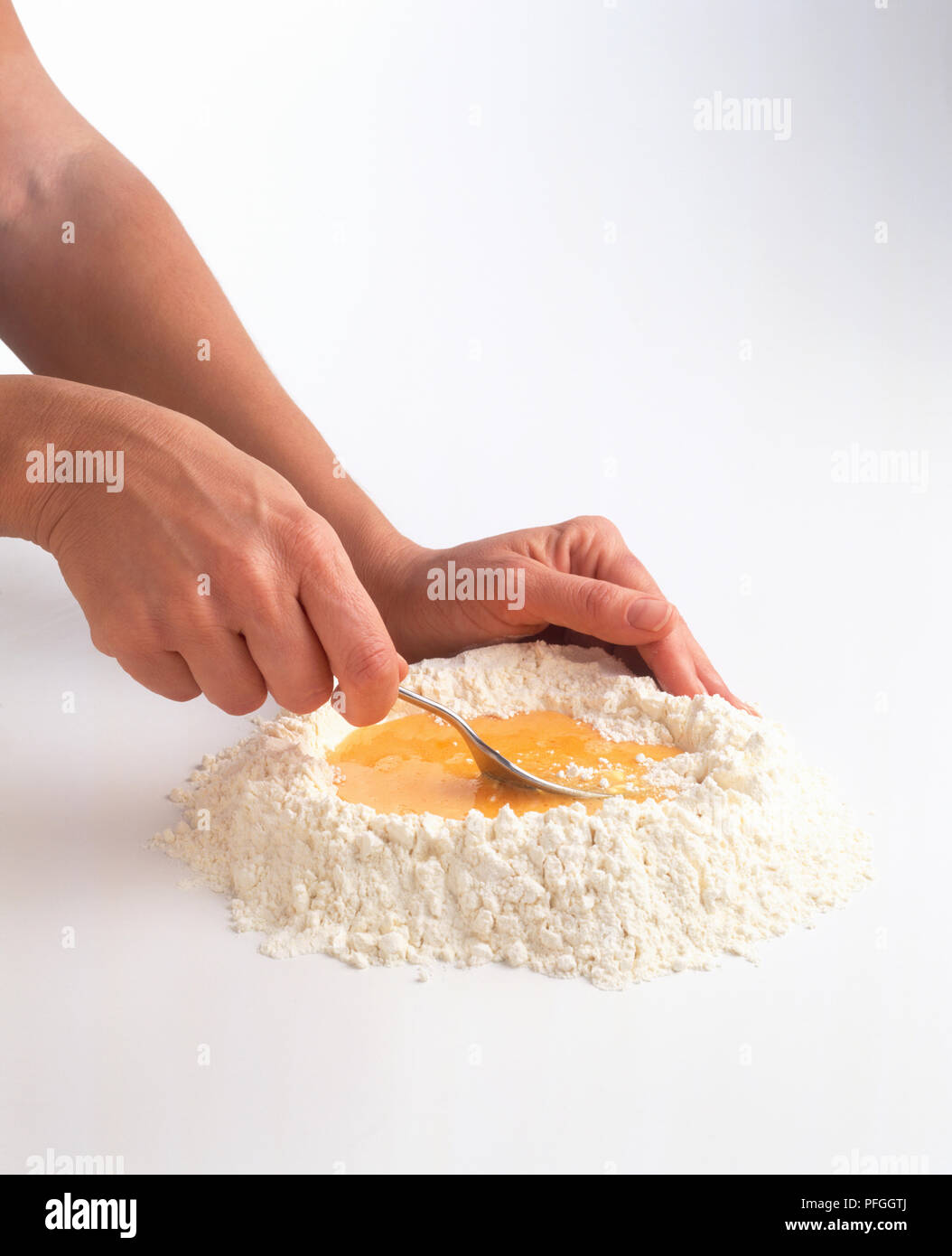 Egg well in flour hi-res stock photography and images - Alamy